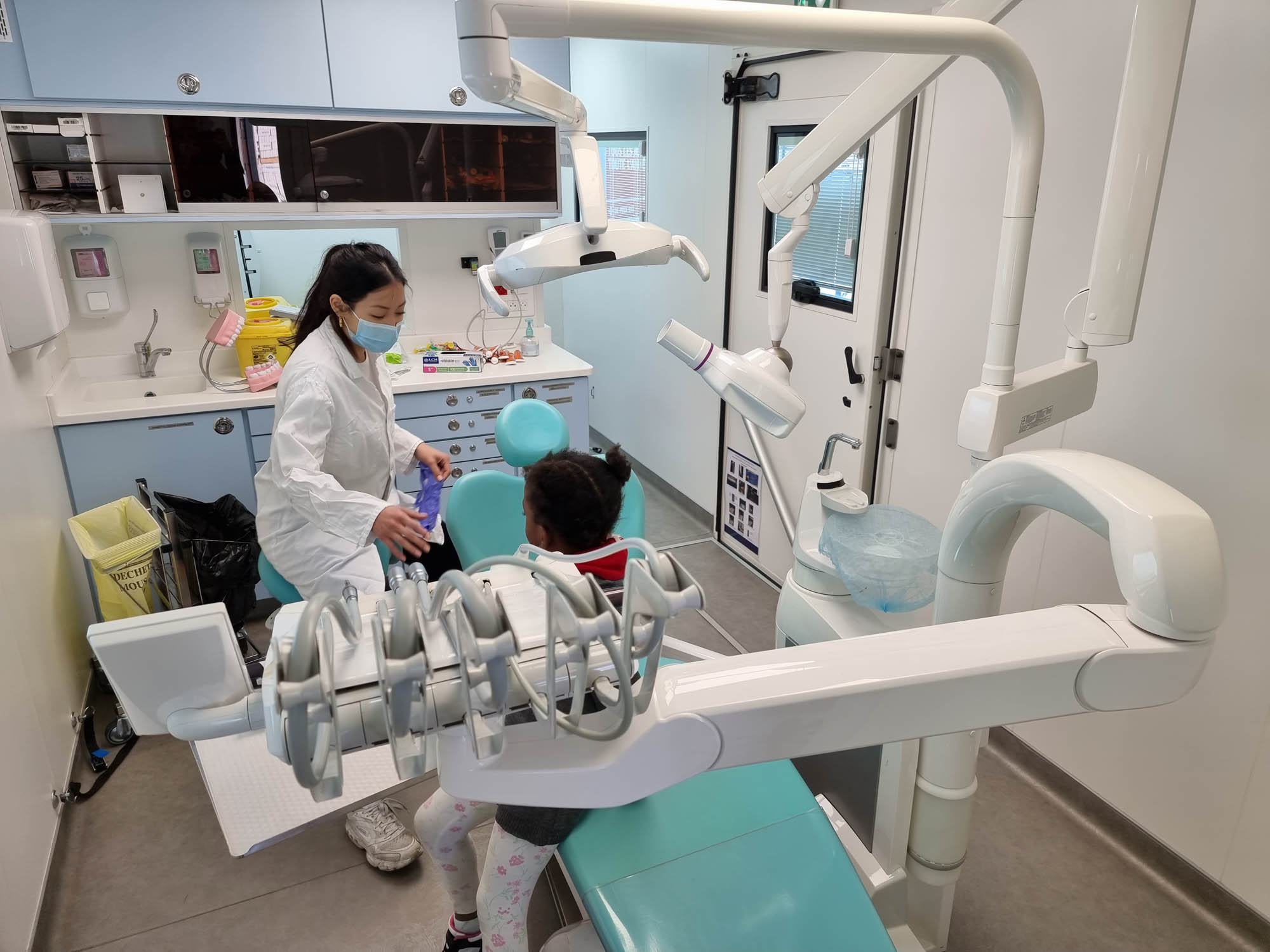 Soins bucco-dentaires pour les enfants du centre de loisirs Robinson ...